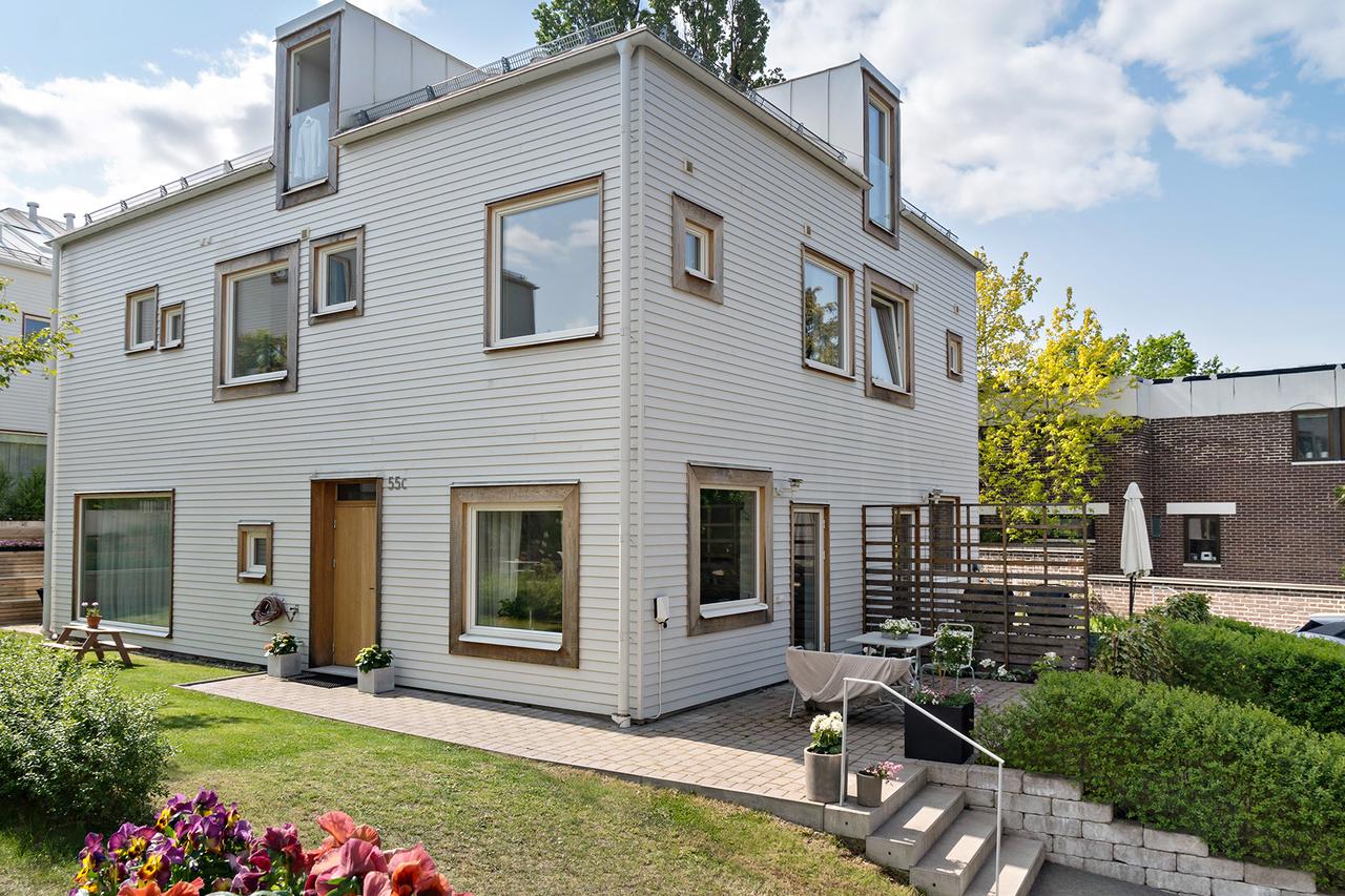 Parhus till salu på Östrandsvägen 55C, Stureby, Stockholm – Booli