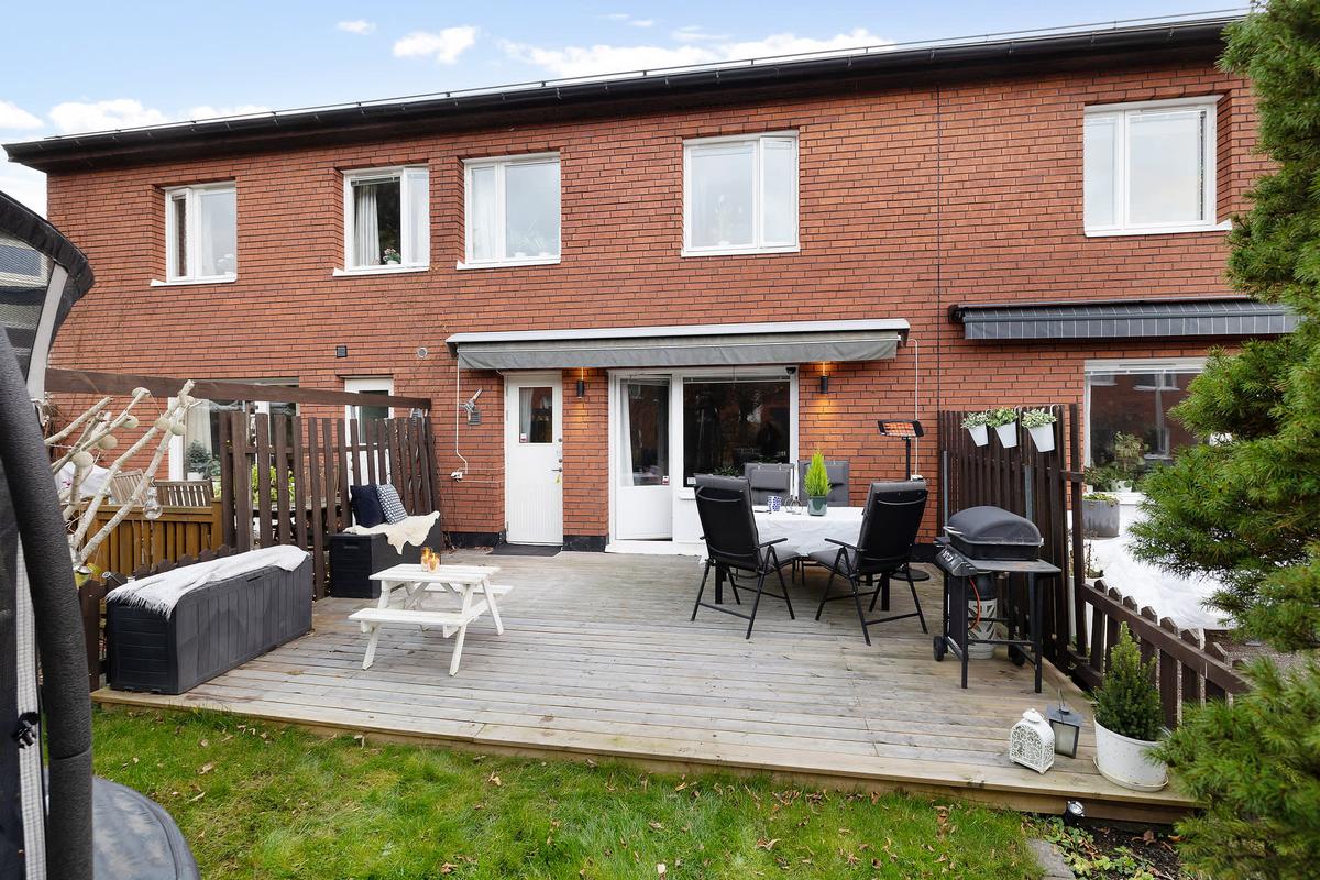 Radhus till salu på Linnés väg 102, Häggvik, Sollentuna - Booli.se